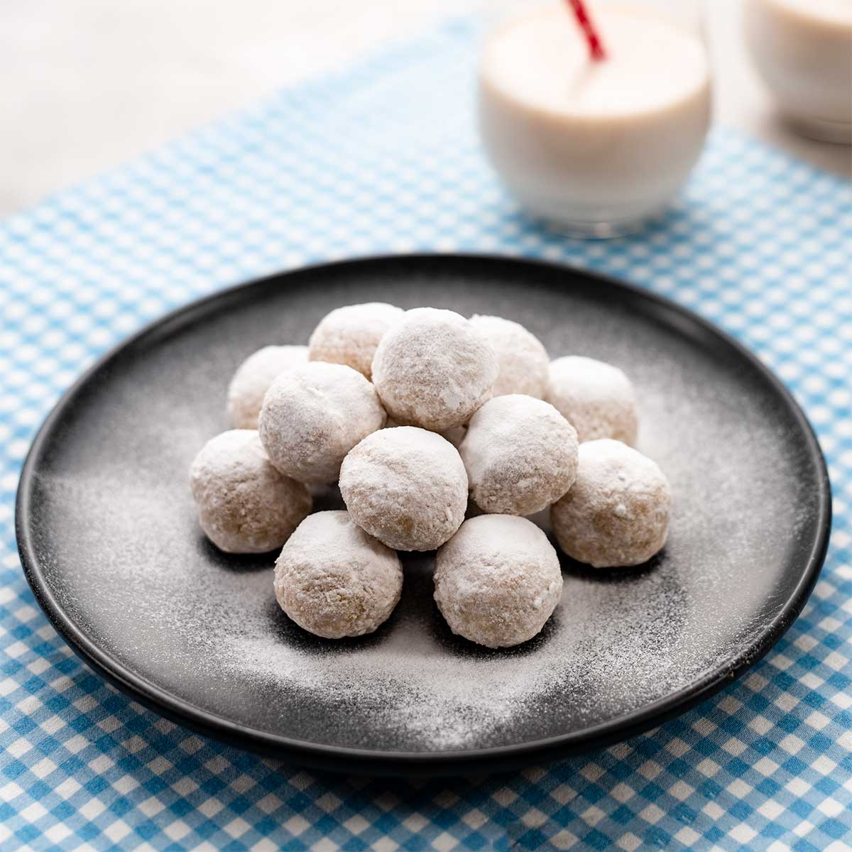 Easy No-Bake Keto Snowball Cookies: A Sweet Treat in 10 Minutes